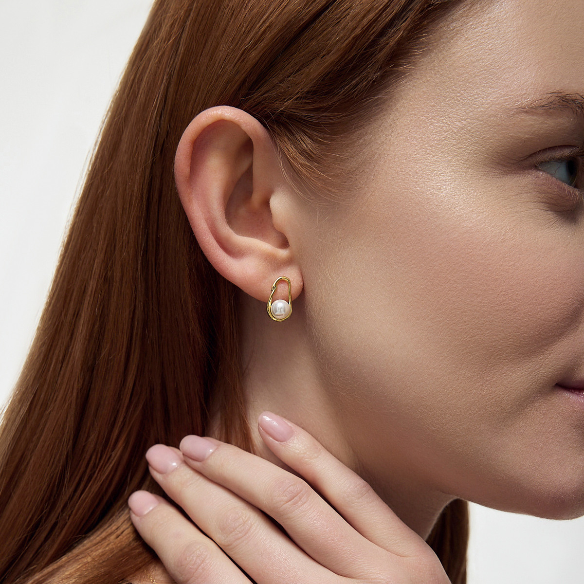 Kolczyki srebrne pozłacane z białą muszlą (KA54577 - 48400)